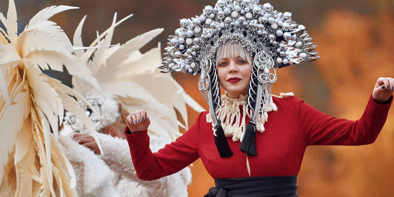 Onuka — Художник по костюмам клипа ZENIT раскрыла секреты ее стиля, показав вещи с секонд хенда / NV