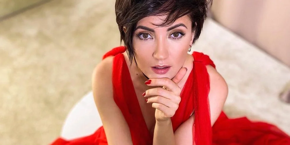 Оля Цибульская в боди и халате появилась на красной дорожке с DZIDZIO — фото / NV