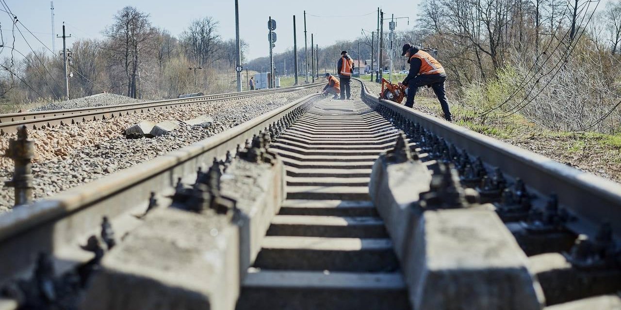 Ukraine railway’s being repaired after Russia missile attack - Ukraine ...