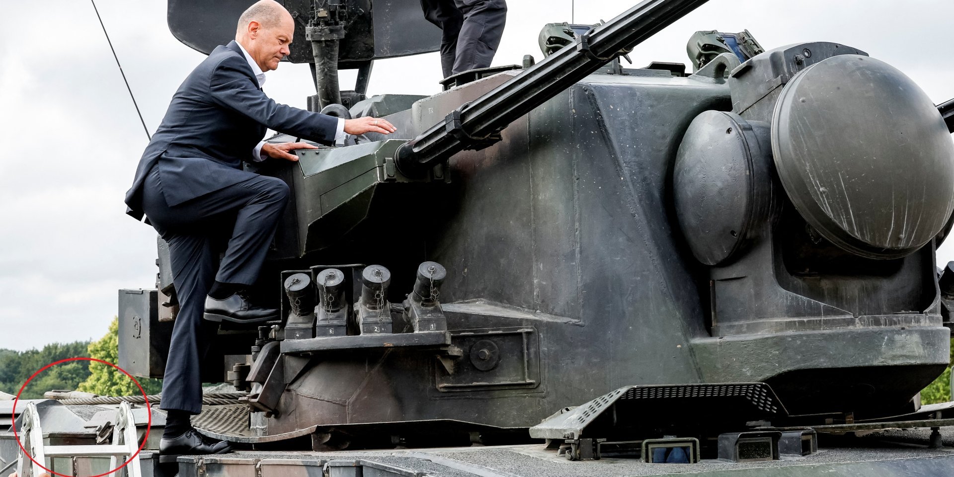 Олаф Шольц виліз на зенітку Gepard по драбині — відео — новини України Nv