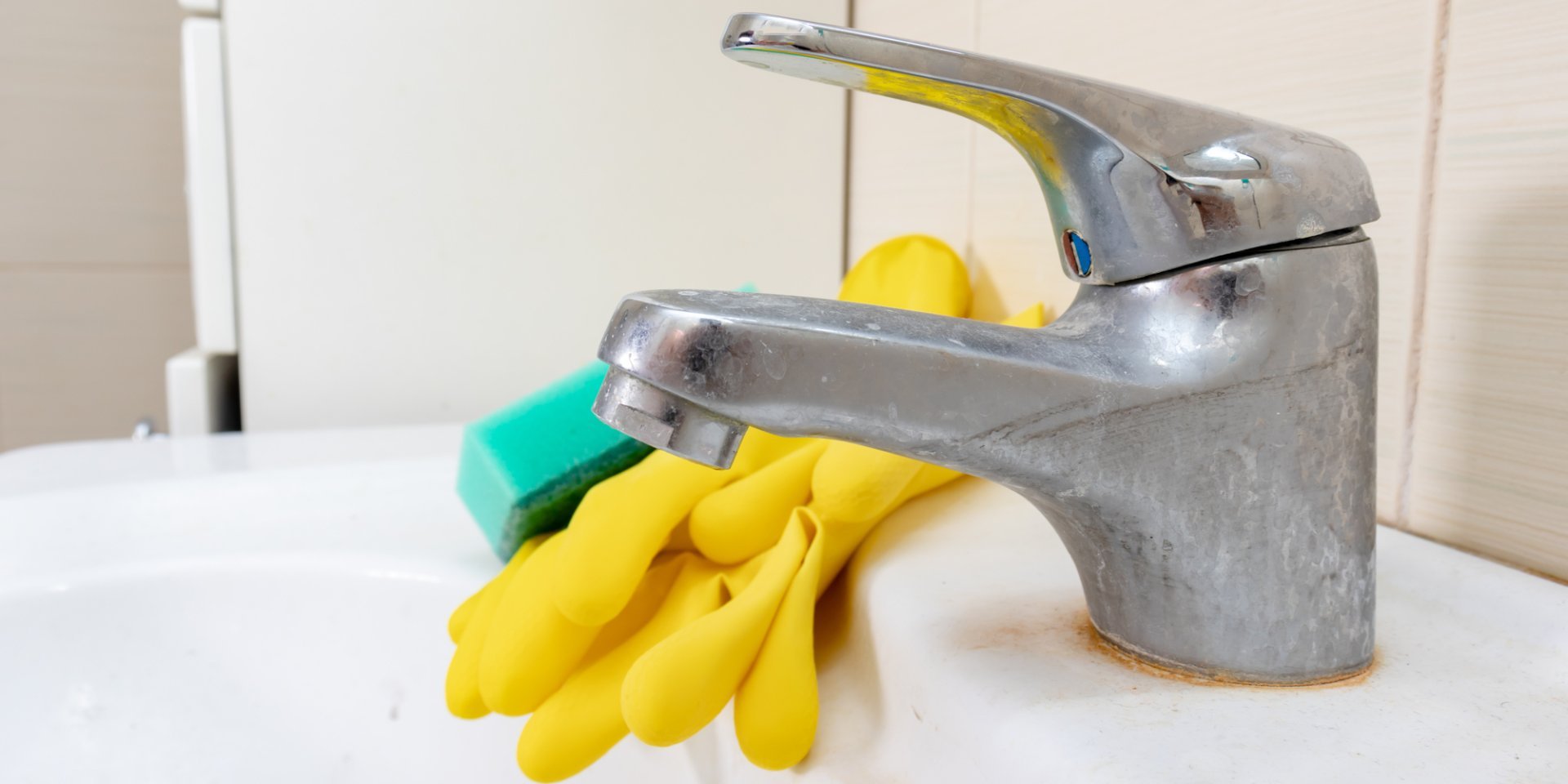 Як і чим очистити змішувач — як прибрати вапняний наліт з крана як