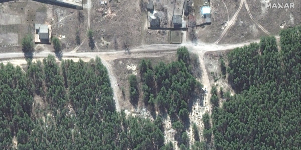 Maxar publishes satellite images of mass graves in Izyum - Ukraine war ...