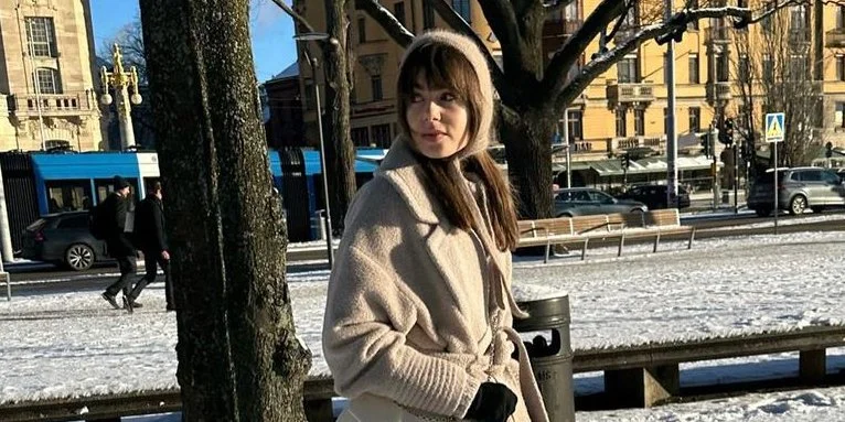 Лили Коллинз восхитила элегантным образом в шапочке украинского бренда Gunia Project в Швеции ...