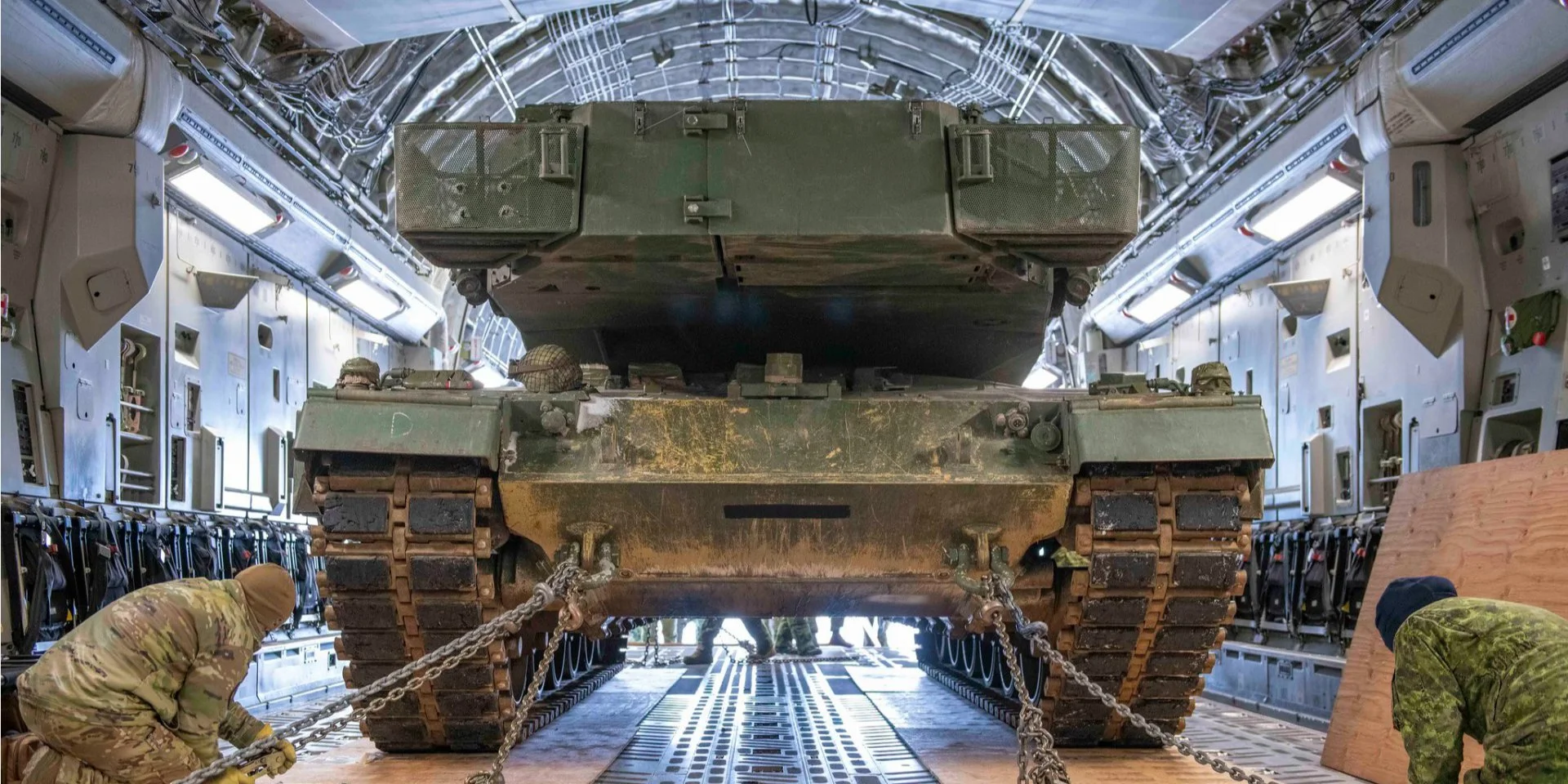 Танки Leopard 2 — самолет с первой машиной вылетел из Канады в Украину — фото / NV