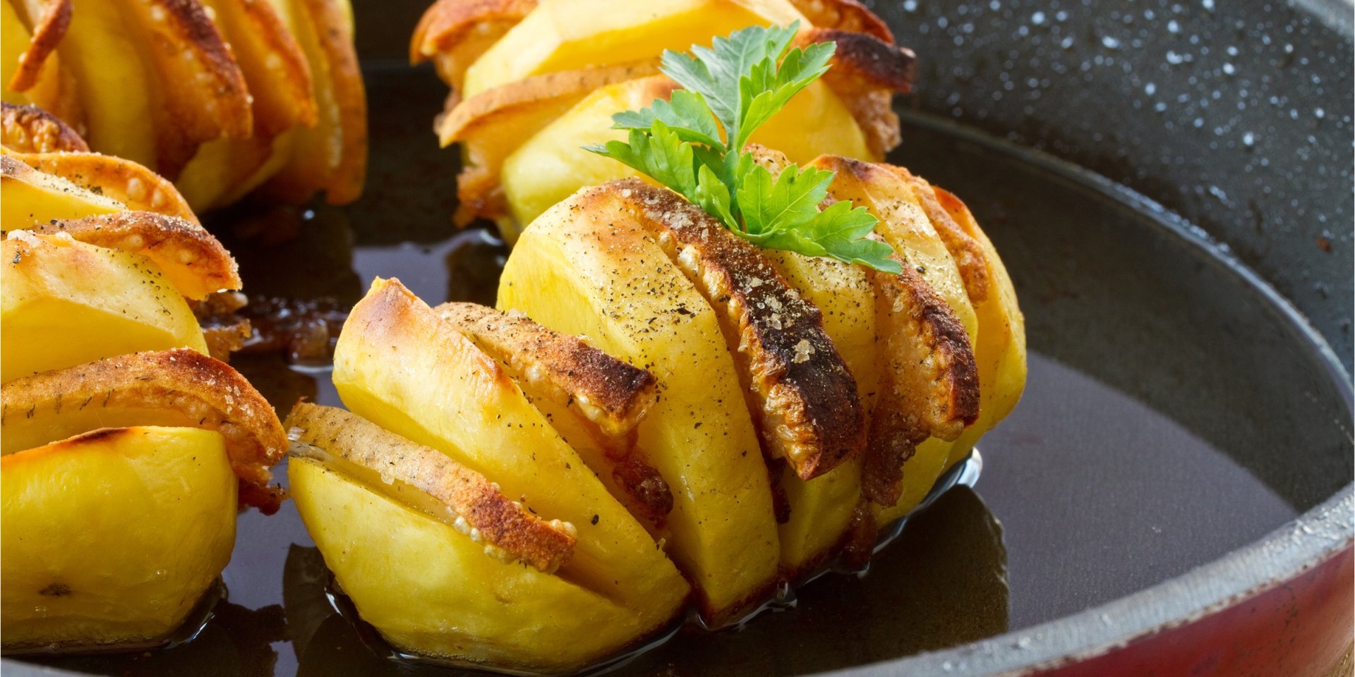 Картопля в духовці з салом та соусом з йогурту — що приготувати на вечерю з картоплі Nv