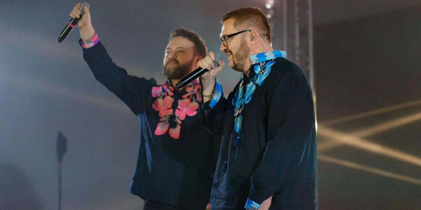 Олександр Пономарьов і Dzidzio емоційно переспівали легендарну пісню Гей, соколи — дивитись ...