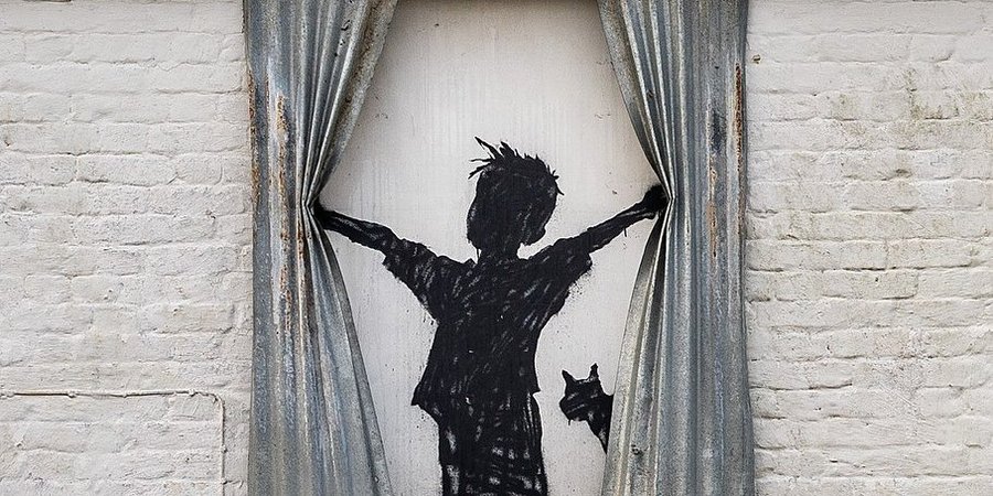 Бэнкси поразил новым трогательным граффити на стене дома, который начал ...