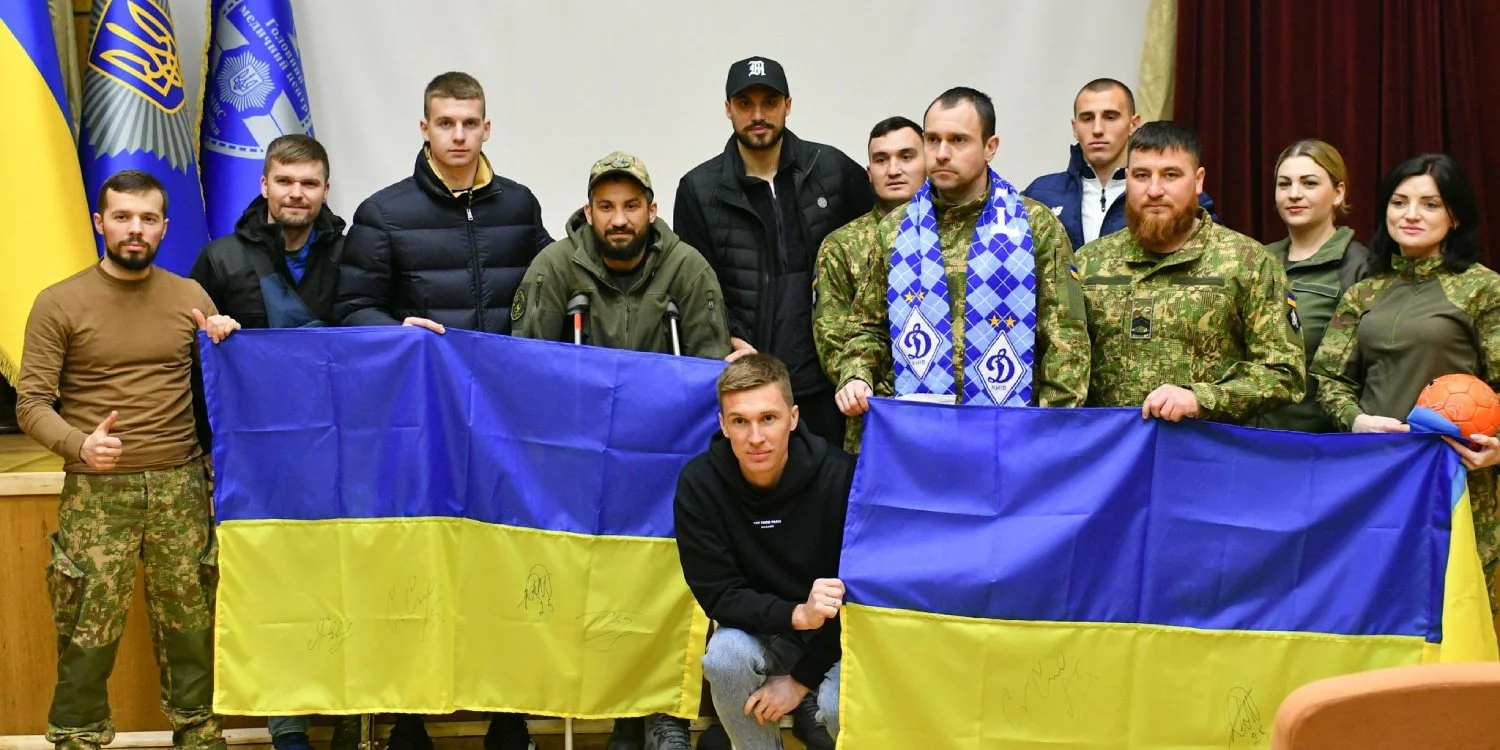 Футболісти Динамо зустрілися з українськими військовими — відео / NV