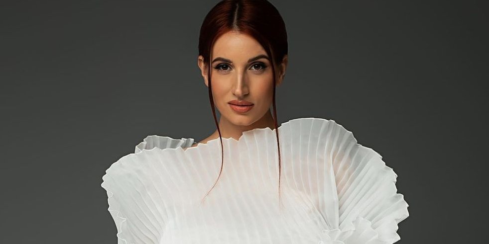 Снайперка Євгенія Емеральд знялася у новій фотосесії перед пологами та показала свою маму фото Nv