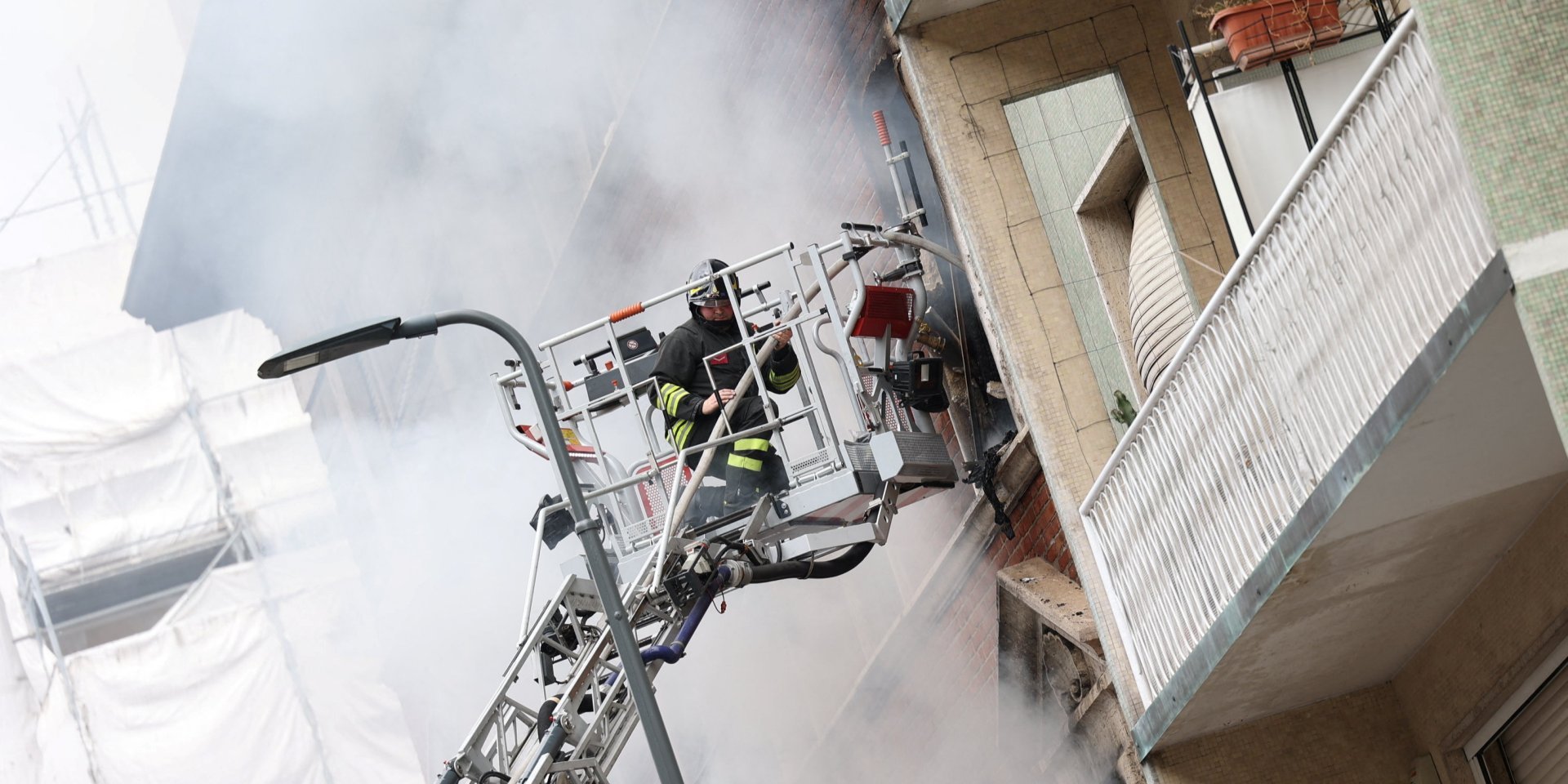 У Мілані стався потужний вибух 11 травня спаахнула пожежа — фото відео Nv