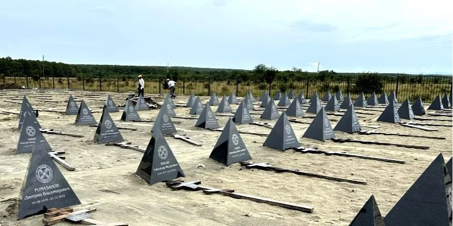 ‘Surovikin’s Pyramids’ installed on Wagnerites’ graves – photo / The ...