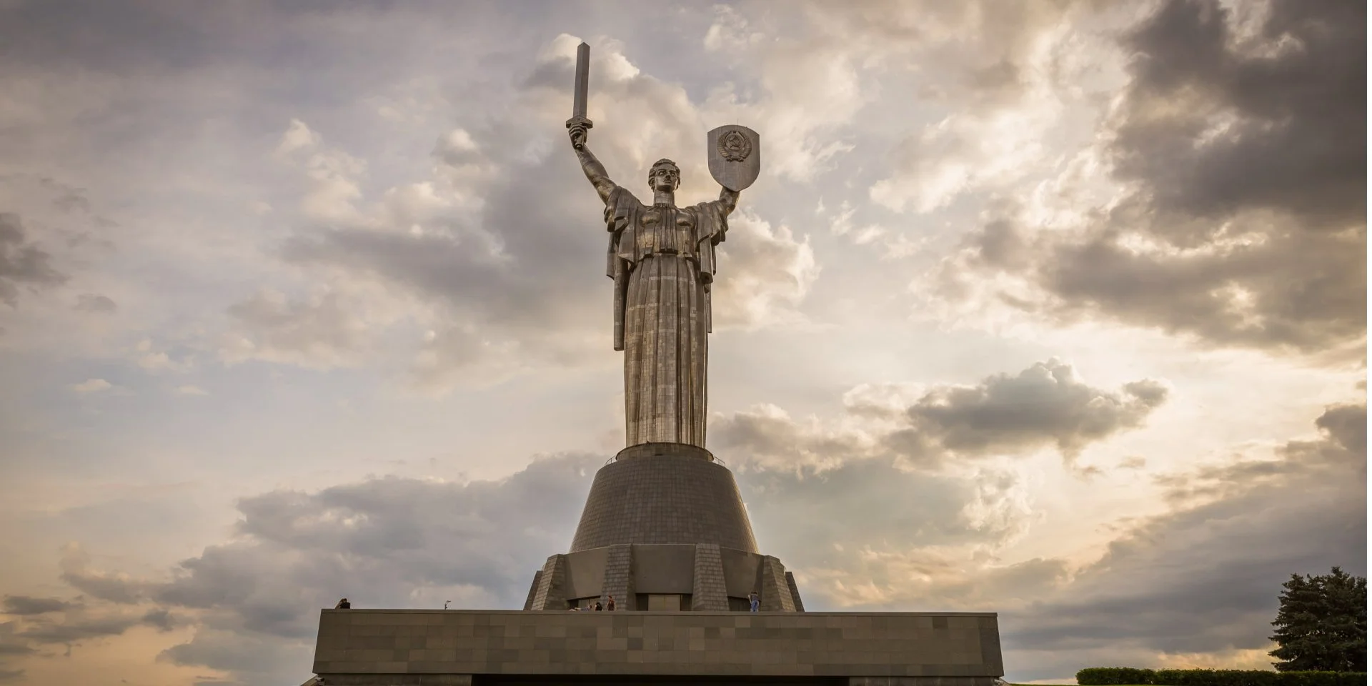 Kyiv’s iconic Motherland monument to bear Tryzub instead of Hammer and ...