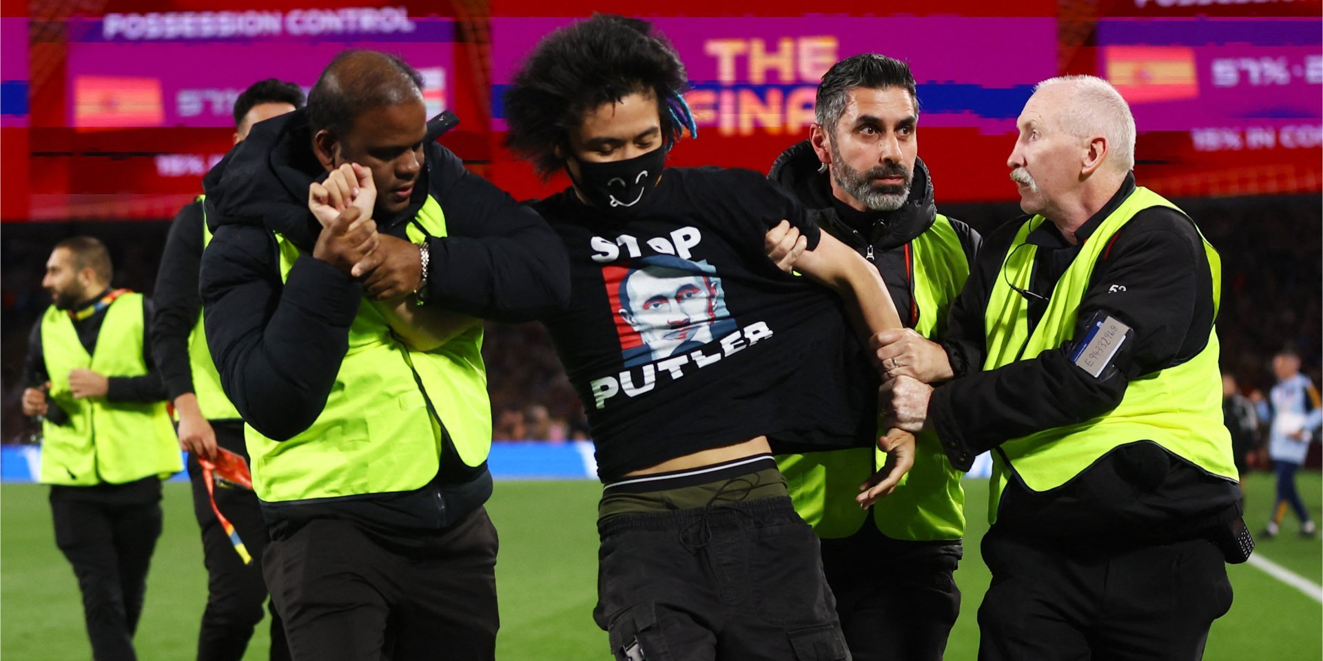 Pitch invader wearing 'Free Ukraine' T-shirt halts Women’s World Cup ...