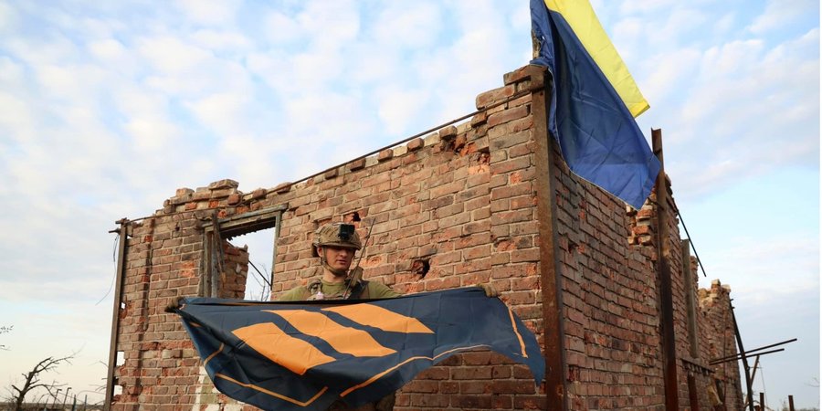 Ukrainian troops raise flag over liberated village of Andriyivka in ...