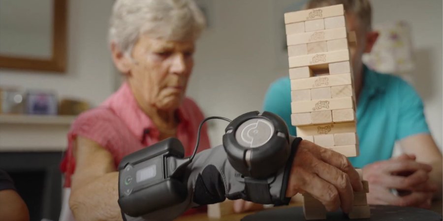 Перчатки Gyroglove помогают людям с тремором / NV