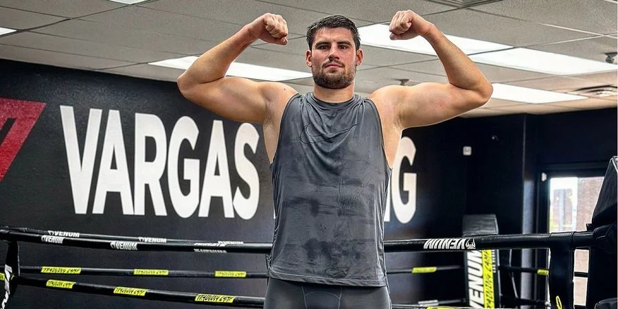 Відео, як Андрій Новицький переміг боксера Хуана Торреса в андеркарді ...