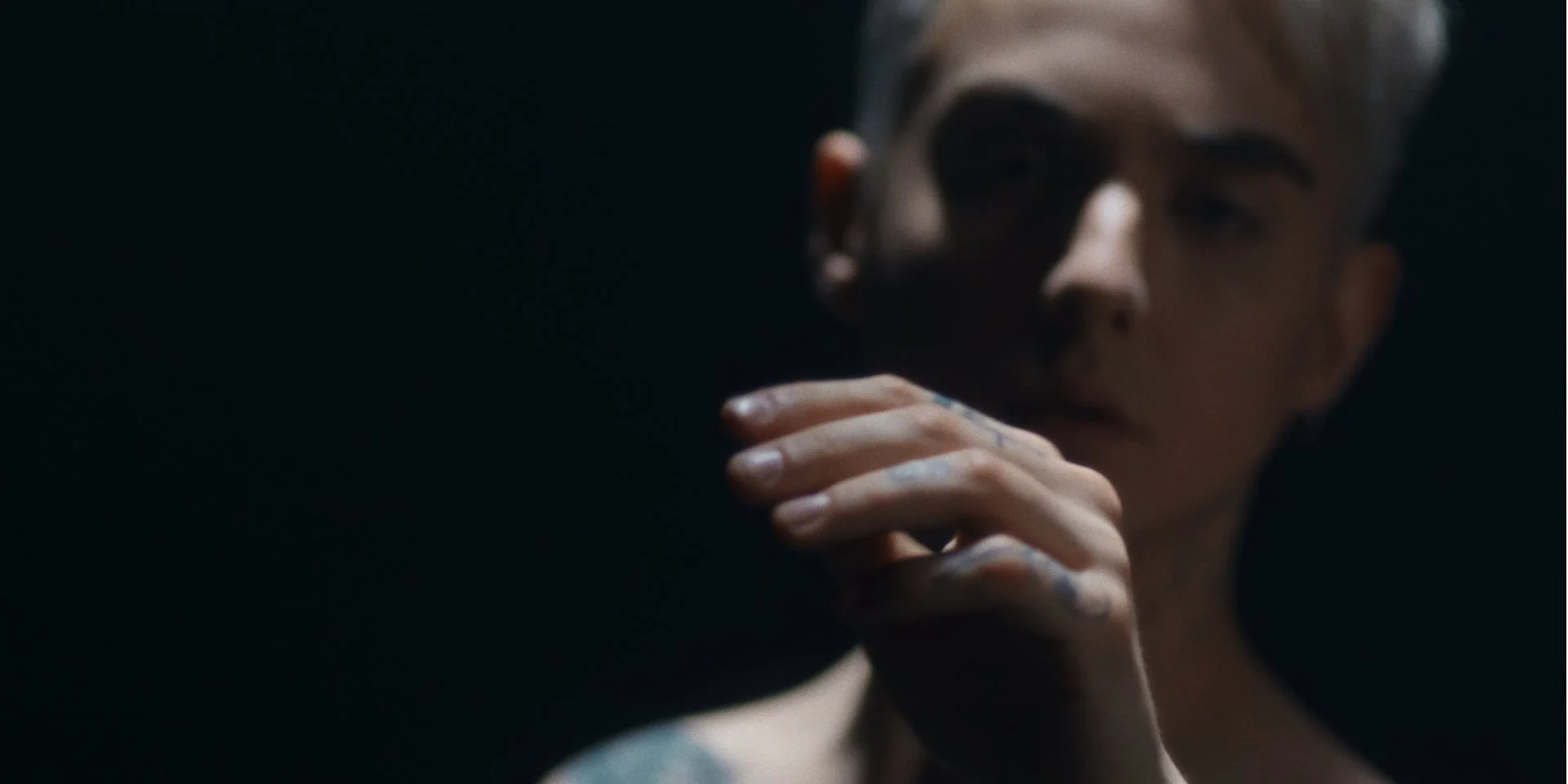 MELOVIN впервые снялся обнаженным — видео / NV