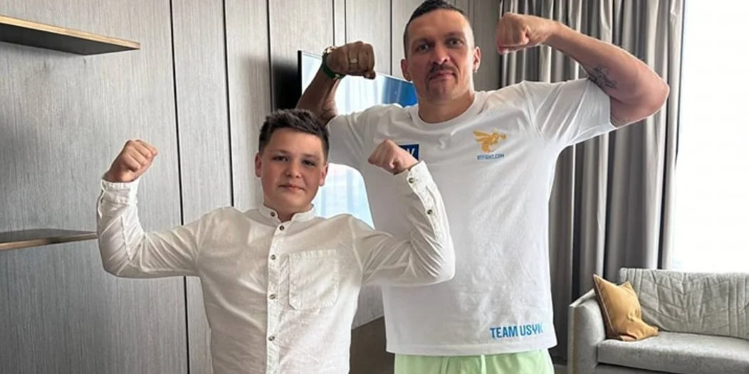 Oleksandr Usyk meets a 13-year-old boy before fight in Saudi Arabia ...