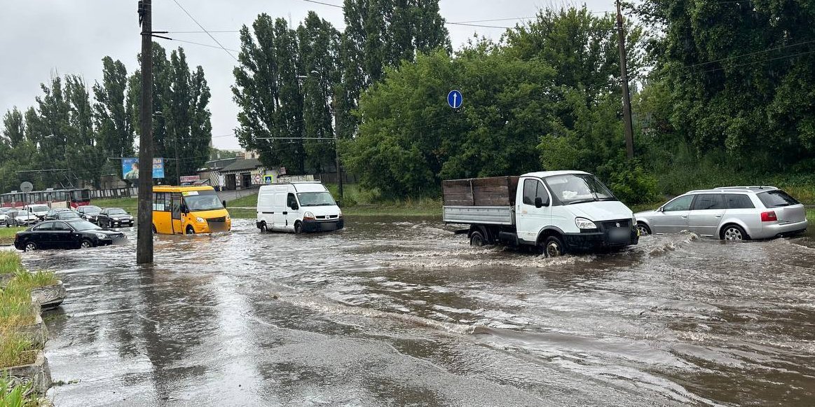 Floods hit Kyiv and five oblasts, causing traffic jams, transportation ...