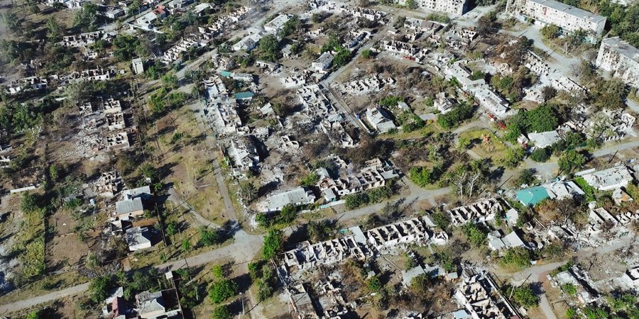 Frontline town of Toretsk devastated by Russian bombs, video shows ...