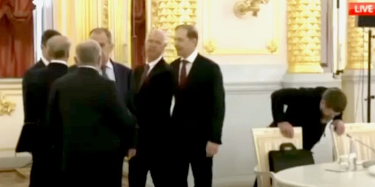 Kadyrov decides to get fit at Kremlin meeting, starts doing push-ups on ...