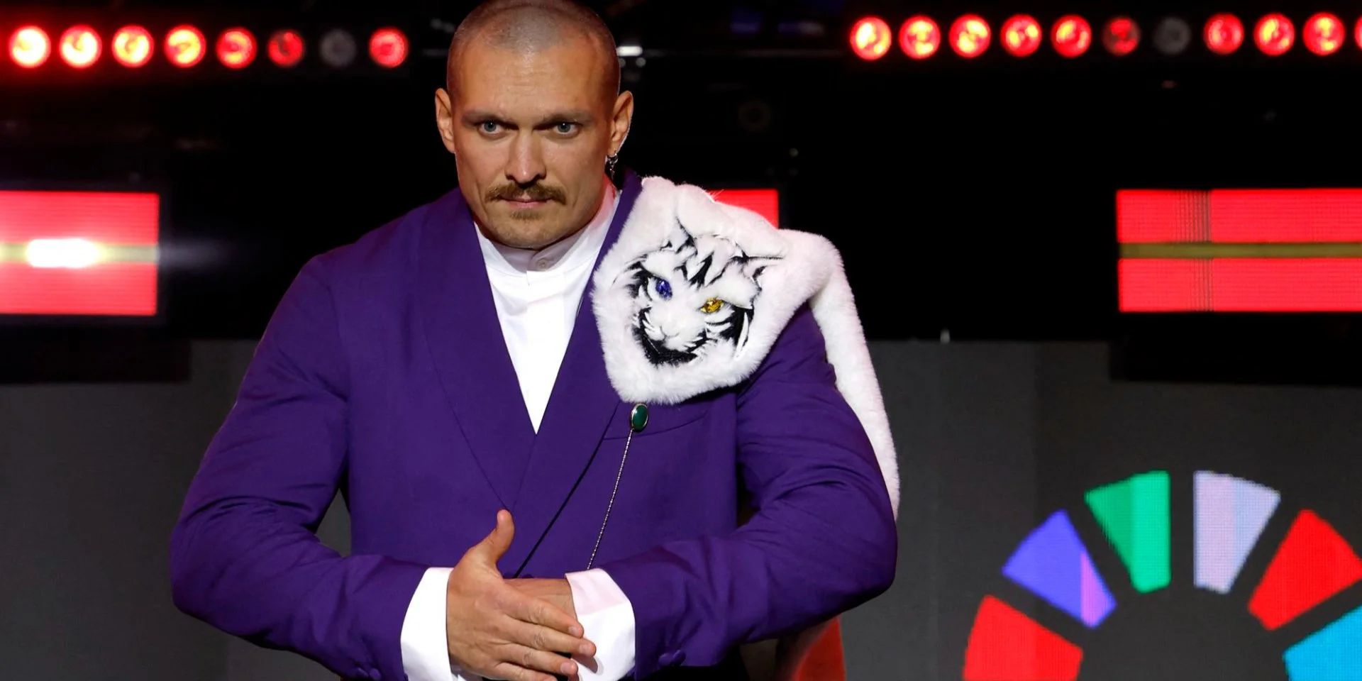 Усик поразил костюмом от украинского бренда Damirli на церемонии ...