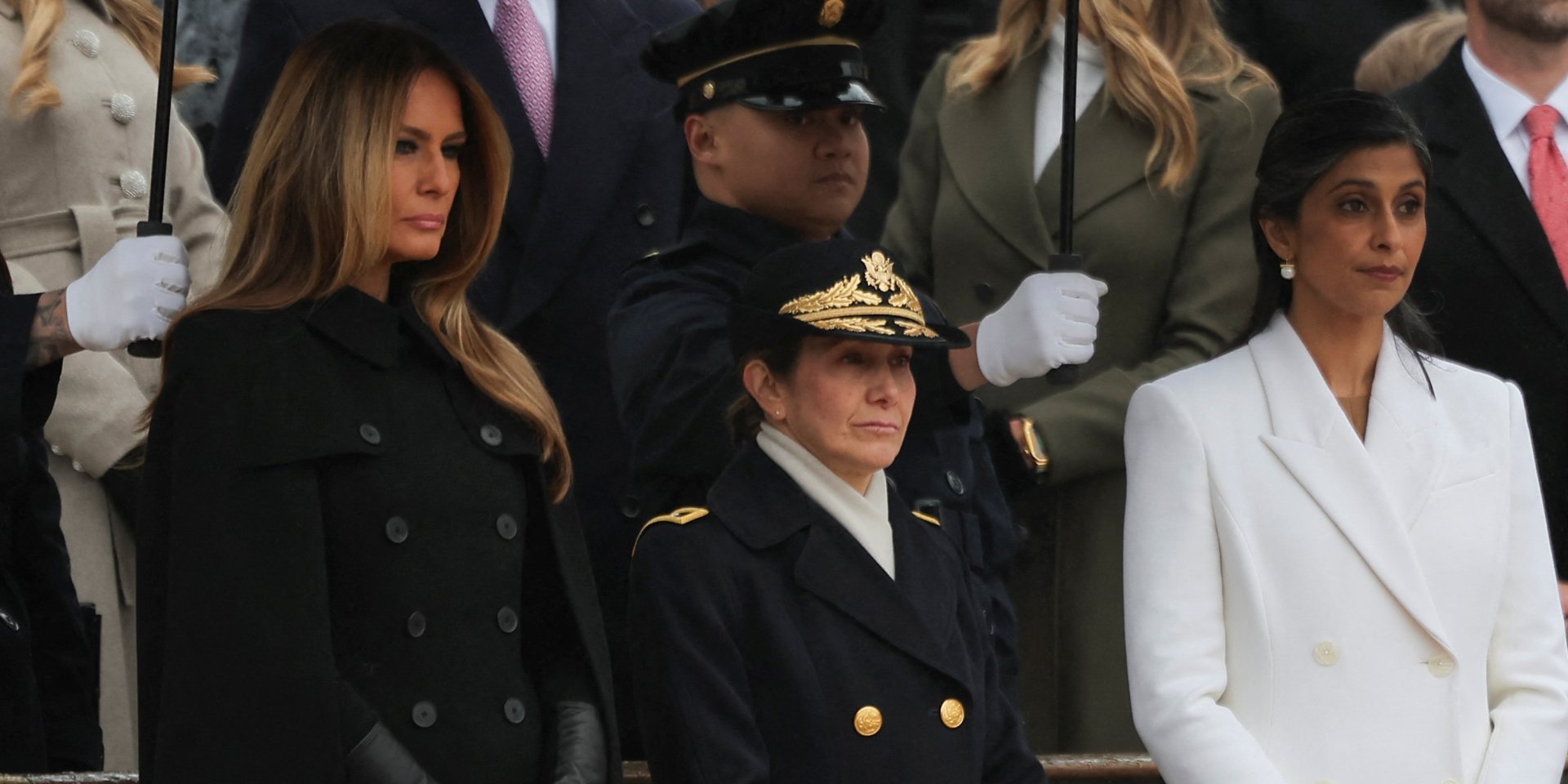 Меланія Трамп у пальті від Dior з’явилася на церемонії покладання ...