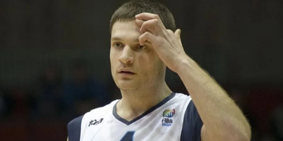 Oleksandr Syrskyi awards basketball player Yuriy Zozulia with the Order ...