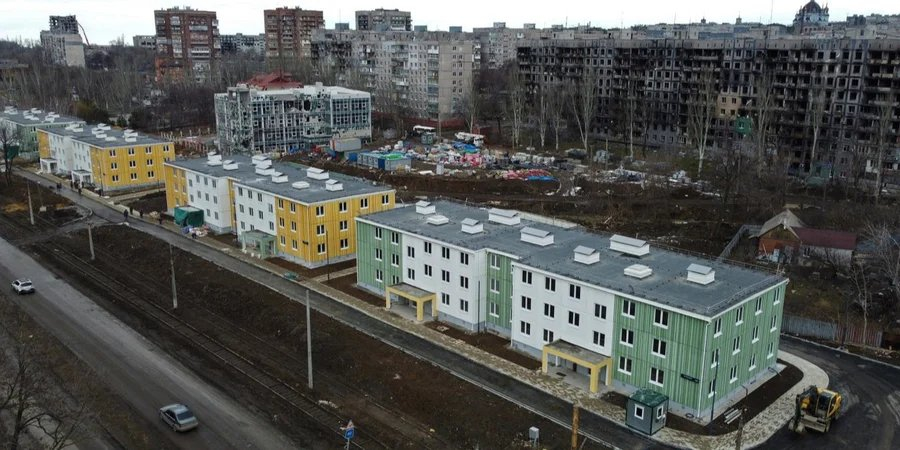 Camouflage and convoys: Russia quietly fortifies Mariupol for new front ...