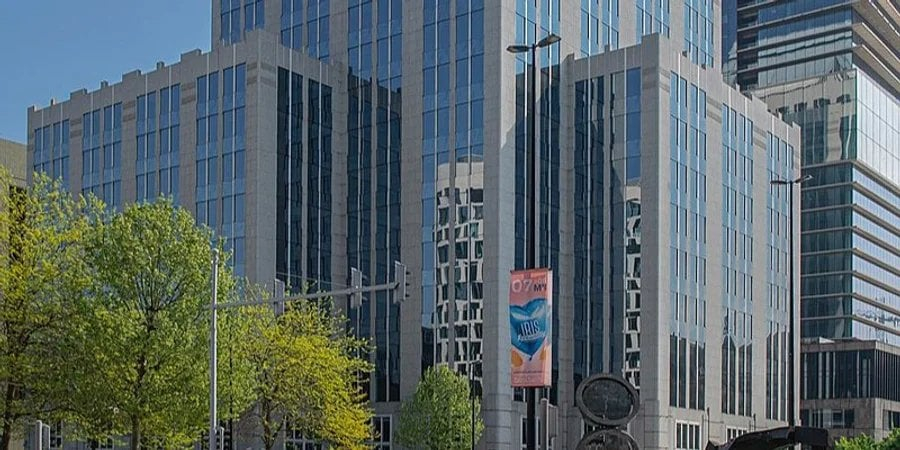 Euroclear earns €2.7 billion in interest from frozen Russian assets in ...