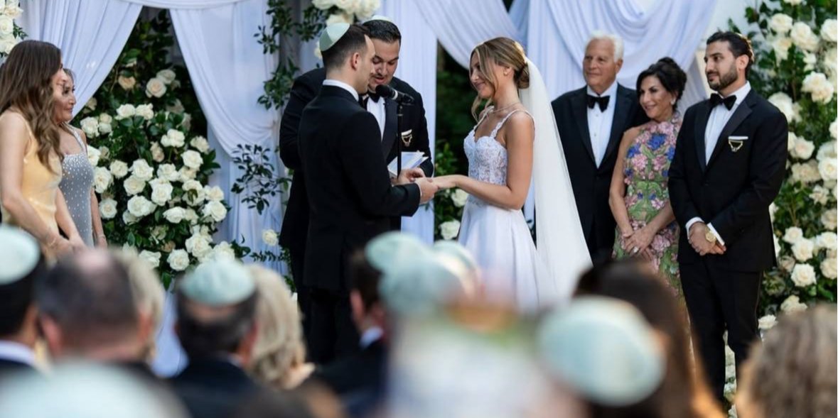 Наречена найняла відьму й «замовила» сонячну погоду в день весілля — що ...