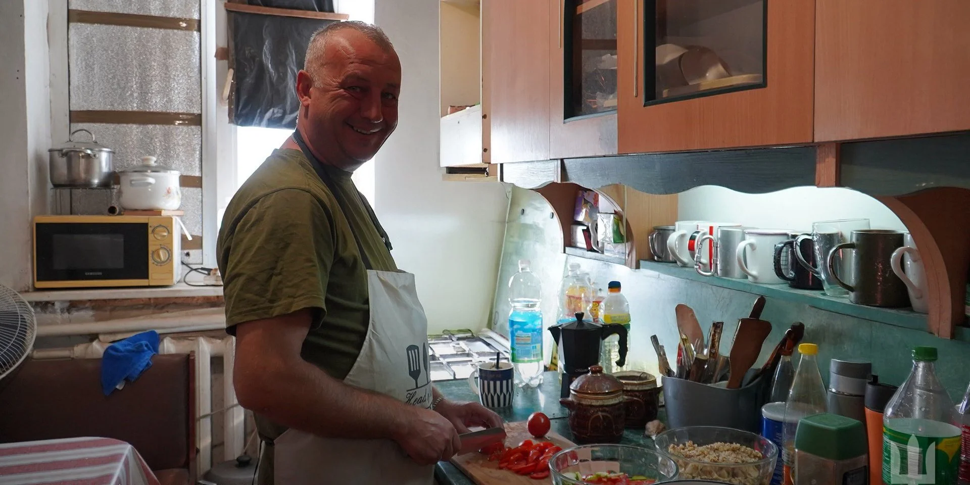 Ukrainian FPV drone pilot cooks dinner for comrades on the front line ...
