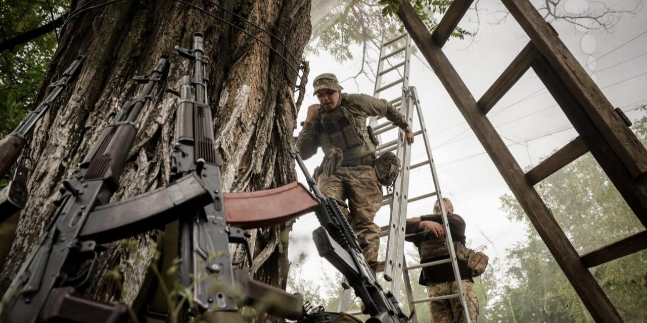 Ukrainian Armed Forces officer points to signs and names terms for end ...