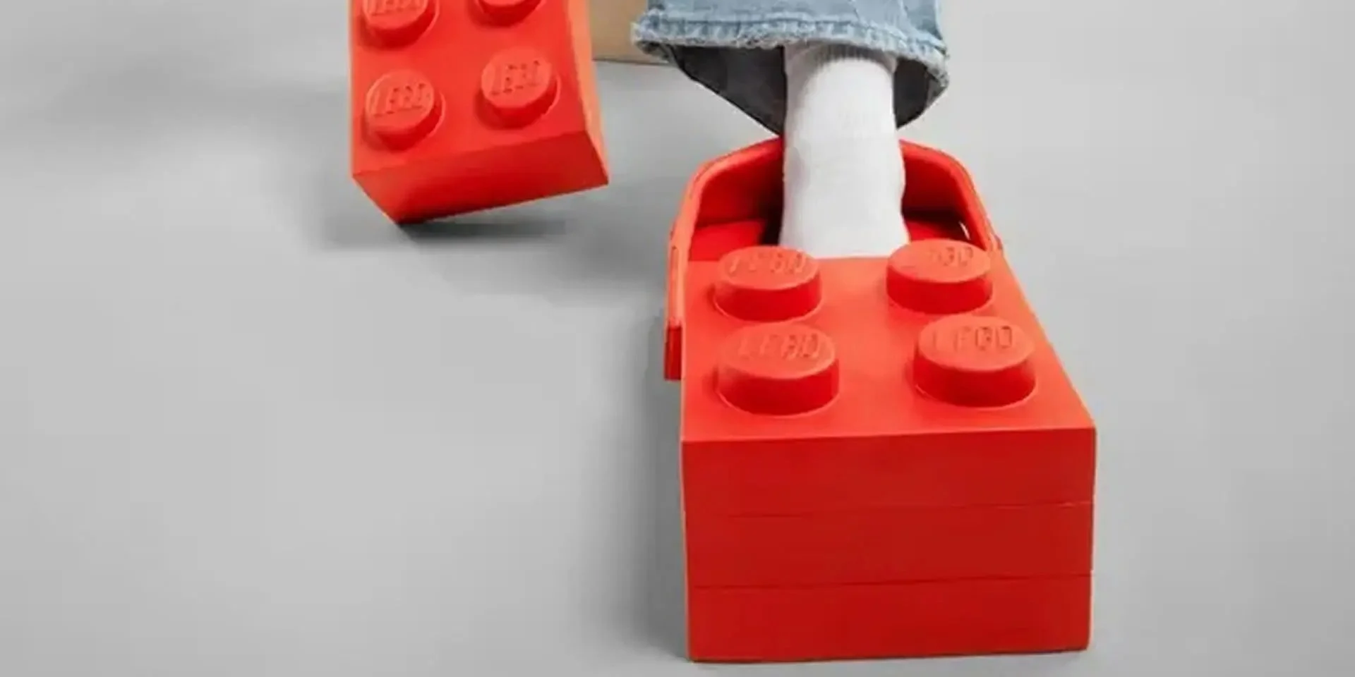 LEGO x Crocs — Обмежена серія кроксів з дизайном кубиків вийде у лютому ...