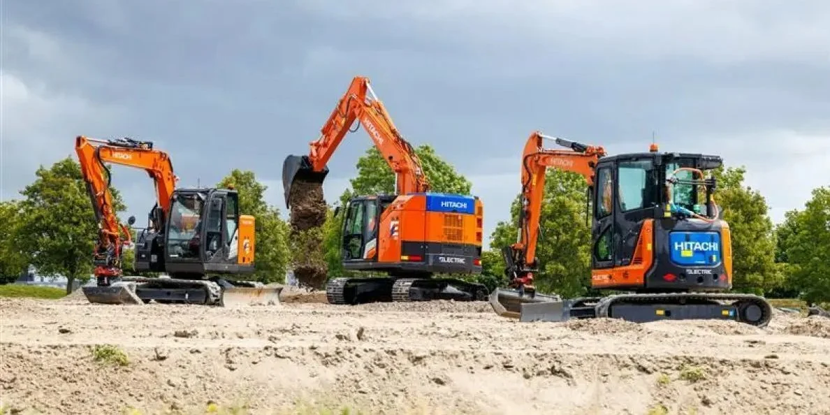ZX135−7EB — аккумуляторный экскаватор с дуальным питанием и обзором 270 ...