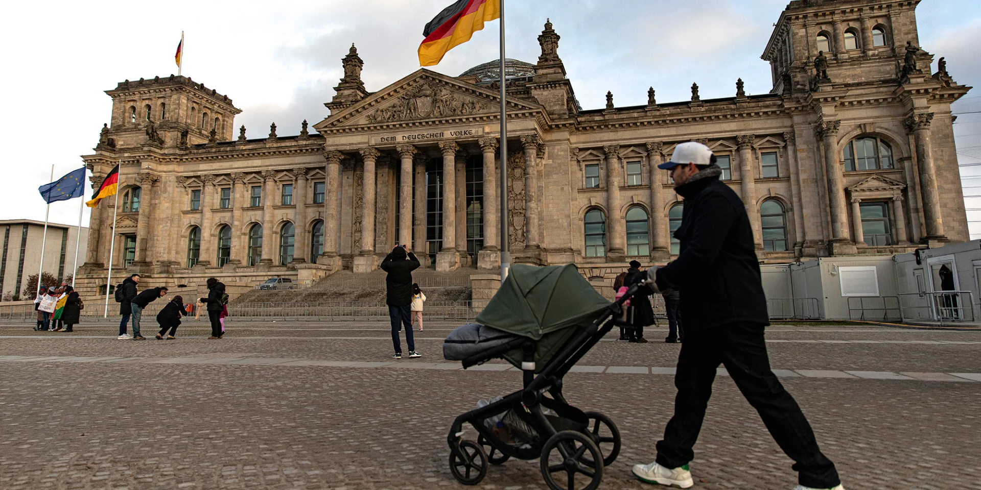 Germany weighs incentives to reduce Ukrainian refugee numbers / The New ...