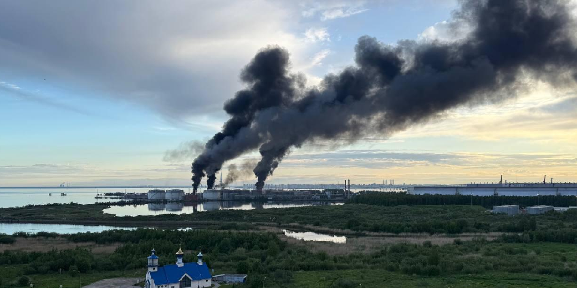 Drones strike St. Petersburg oil terminal / The New Voice of Ukraine
