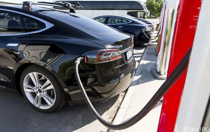 Илон Маск решил перевести все зарядные станции Tesla на "зеленую ...