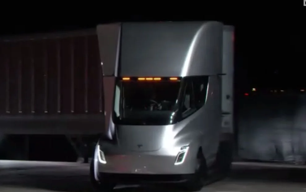 Ілон Маск презентував Tesla Semi - першу електричну вантажівку марки ...