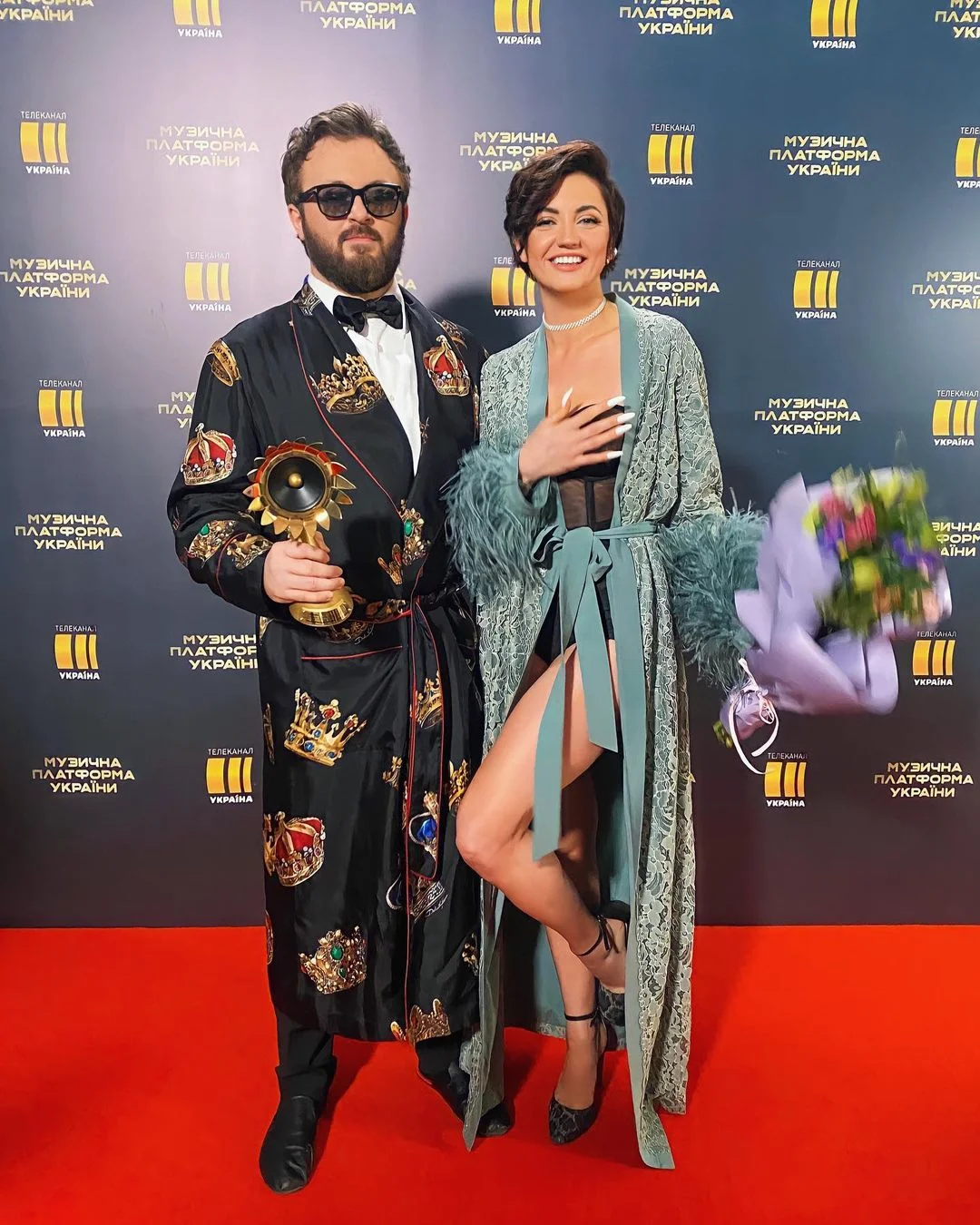 Оля Цибульская в боди и халате появилась на красной дорожке с DZIDZIO — фото / NV