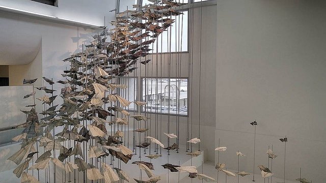 Паперові літачки та кінетичний дощ. 10 найнезвичайніших інсталяцій в ...