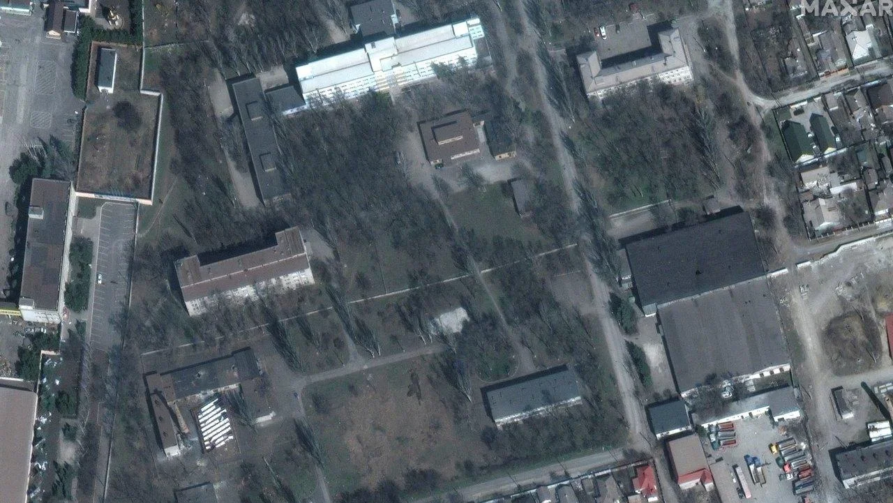 New military base in Mariupol with Russian flag and star on roof / The ...