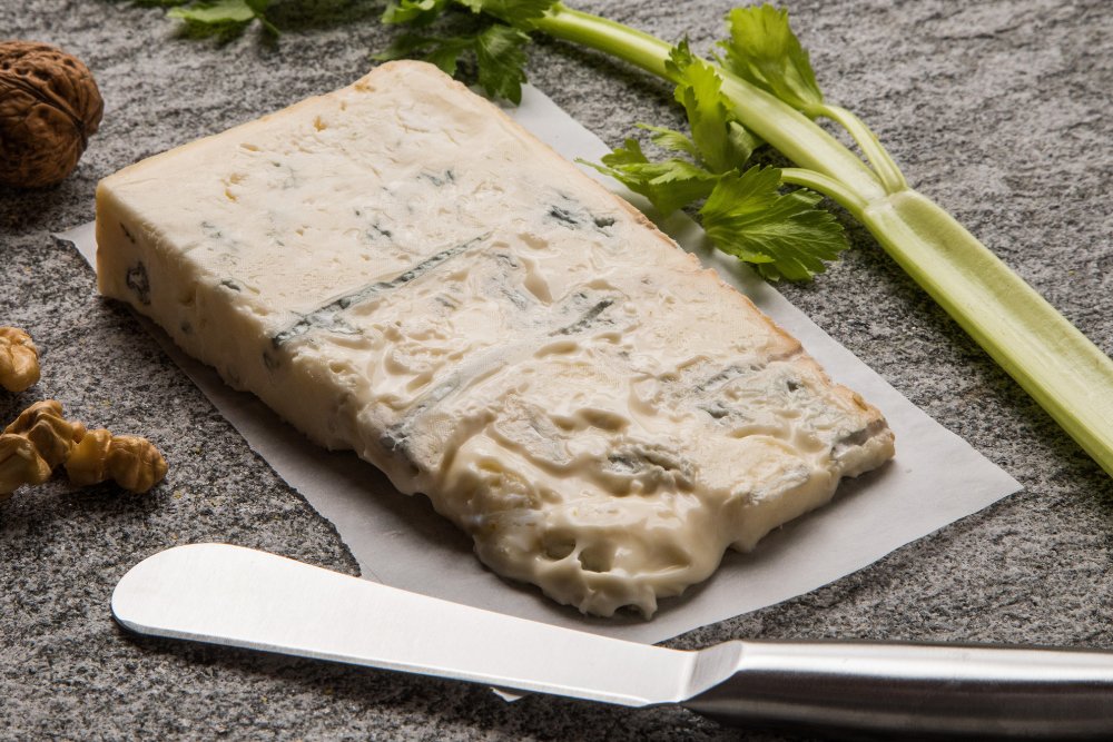 Сир з блакитною пліснявою: користь і шкода, кому його не можна їсти, як ...
