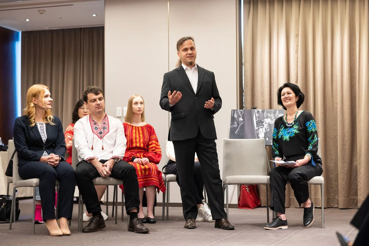 Олена Зеленська вразила особливою вишитою сорочкою-витинанкою від Gunia Project у Сеулі — фото / NV