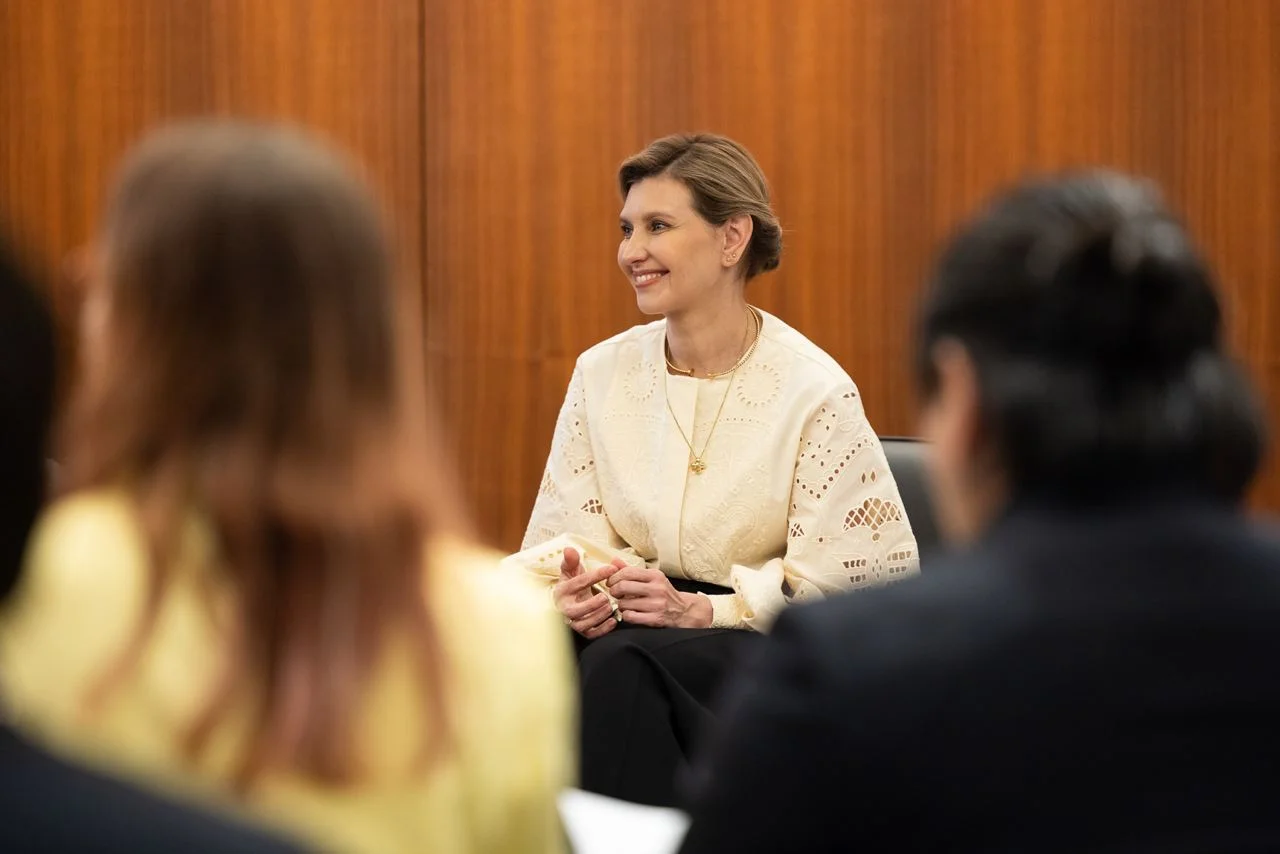 Олена Зеленська вразила особливою вишитою сорочкою-витинанкою від Gunia Project у Сеулі — фото / NV