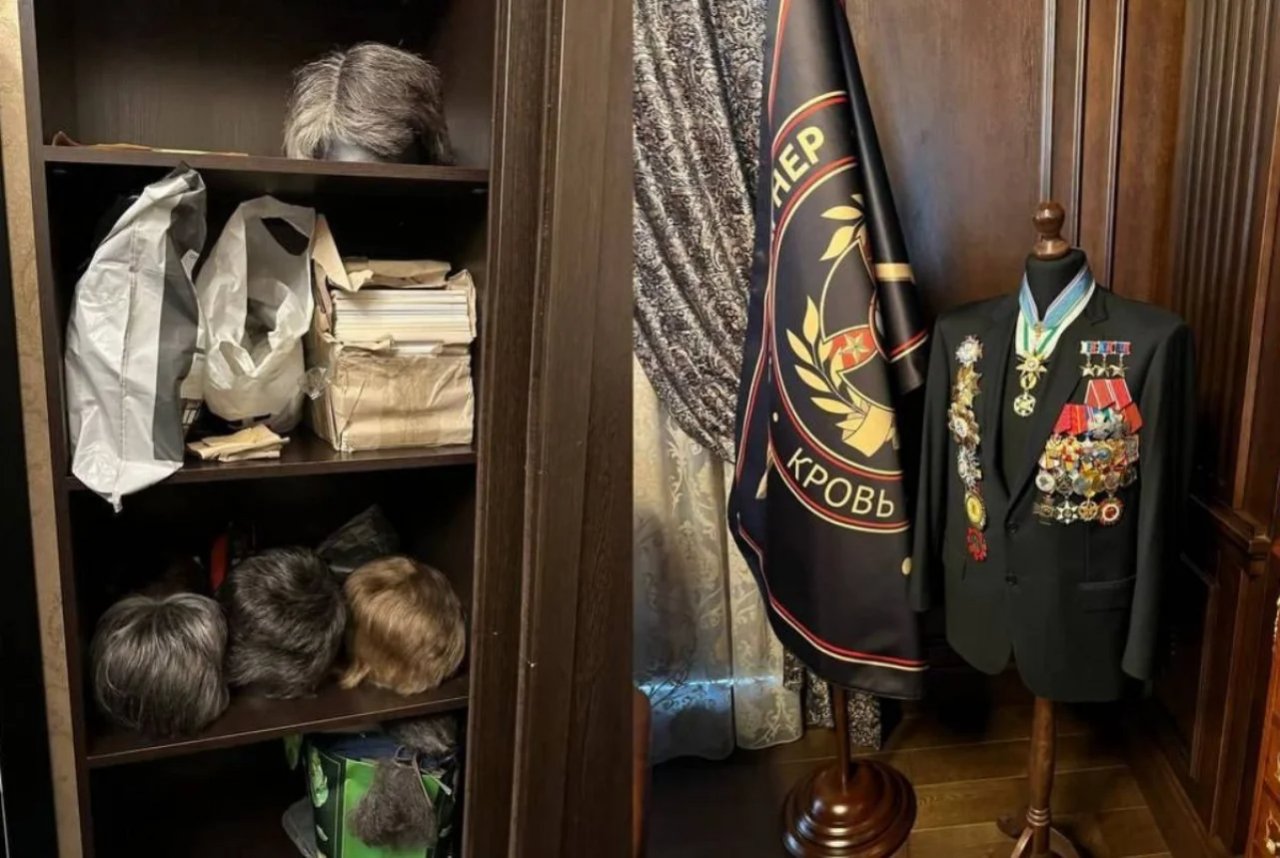 Photos of inside of Prigozhin’s mansion show stashes of cash, weapons ...