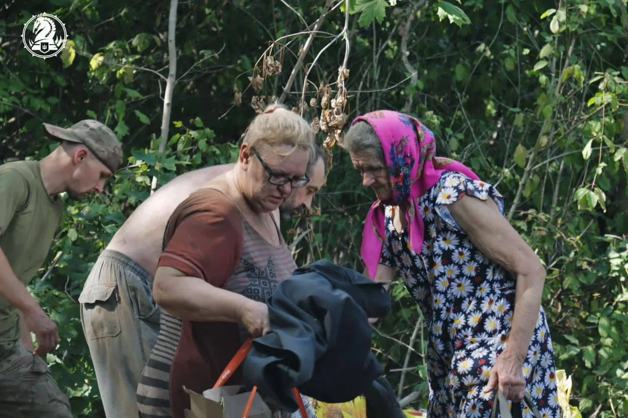 Ukraine troops evacuate Robotyne while liberating the village / The New ...