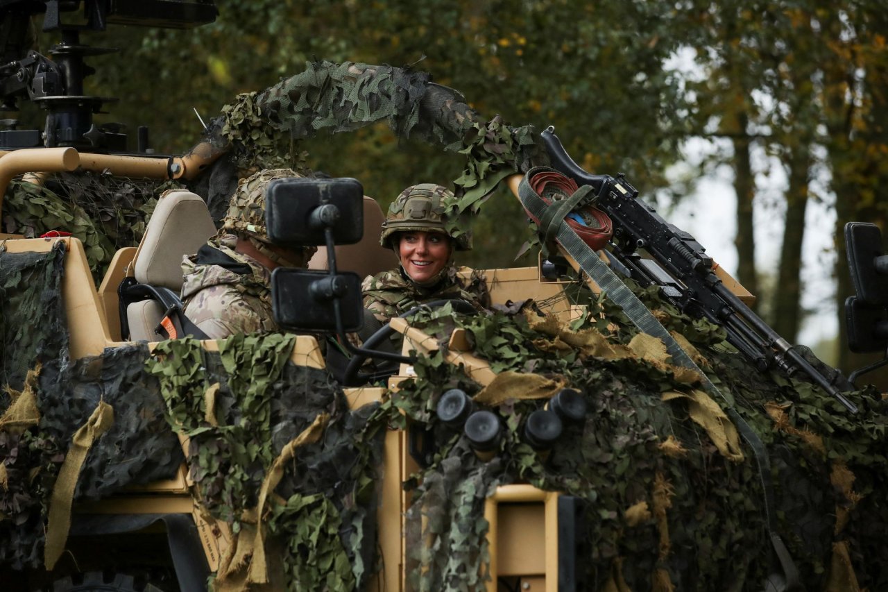 Кейт Міддлтон проїхалася на бронеавтомобілі з кулеметом і навчилася ...
