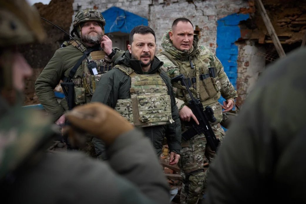 Ukraine president spoke with the soldiers and presented them with state ...