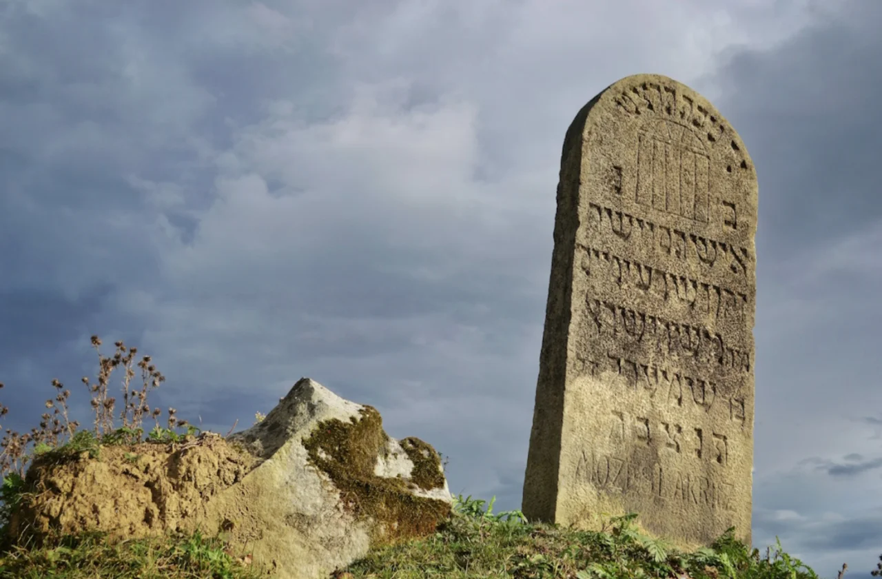 Украинский военный сделал фото еврейского кладбища на Франковщине — их ...